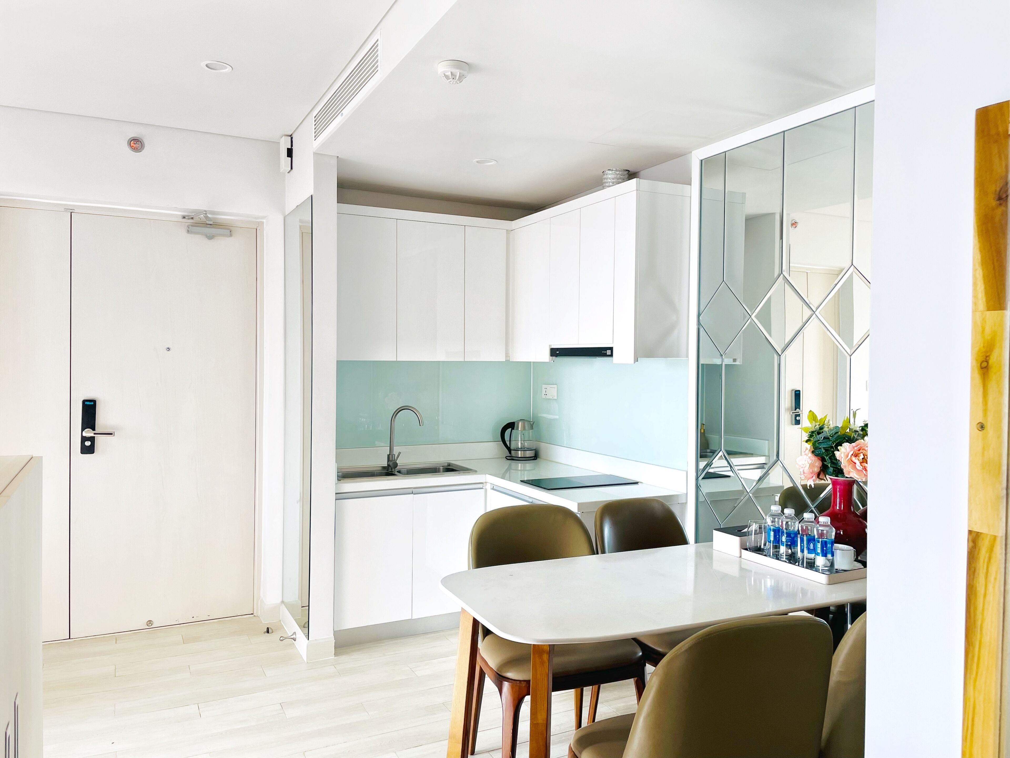 Apartamento, 2 quartos, vista parcial para o oceano | Cozinha privada | Um frigorífico, um micro-ondas, utensílios de cozinha 