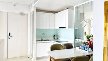 Apartamento, 2 quartos, vista parcial para o oceano | Cozinha privada | Um frigorífico, um micro-ondas, utensílios de cozinha