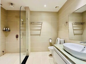 Chuveiro, ducha de hidromassagem, produtos de toalete grátis, chinelos