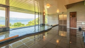 Um spa moderno com hidromassagem em vidro, vista para o exterior e design limpo e contemporâneo.