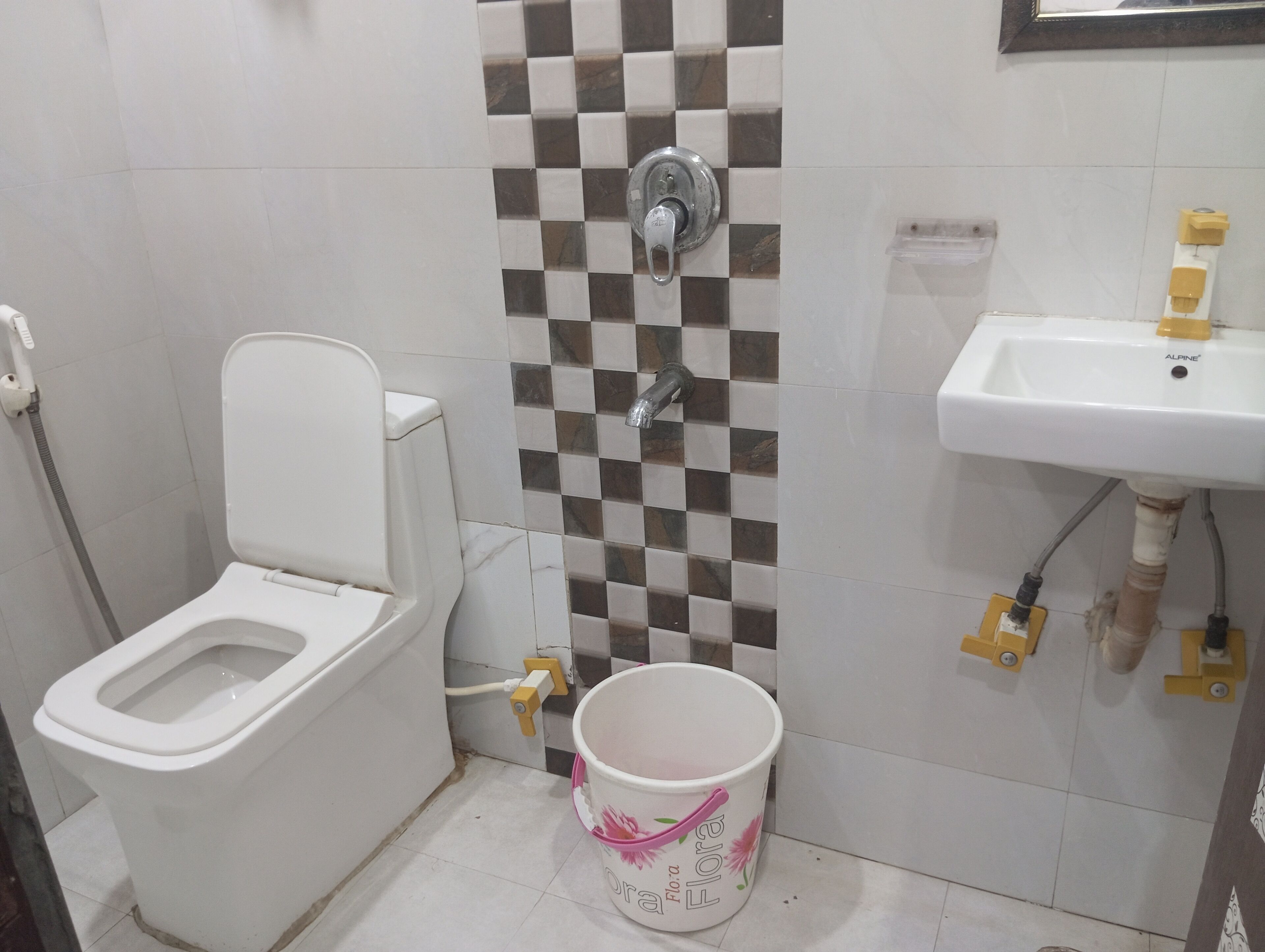 Quarto Deluxe | Casa de banho | Um polibã, toalhas fornecidas, sabão, papel higiénico 