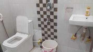 Quarto Deluxe | Casa de banho | Um polibã, toalhas fornecidas, sabão, papel higiénico
