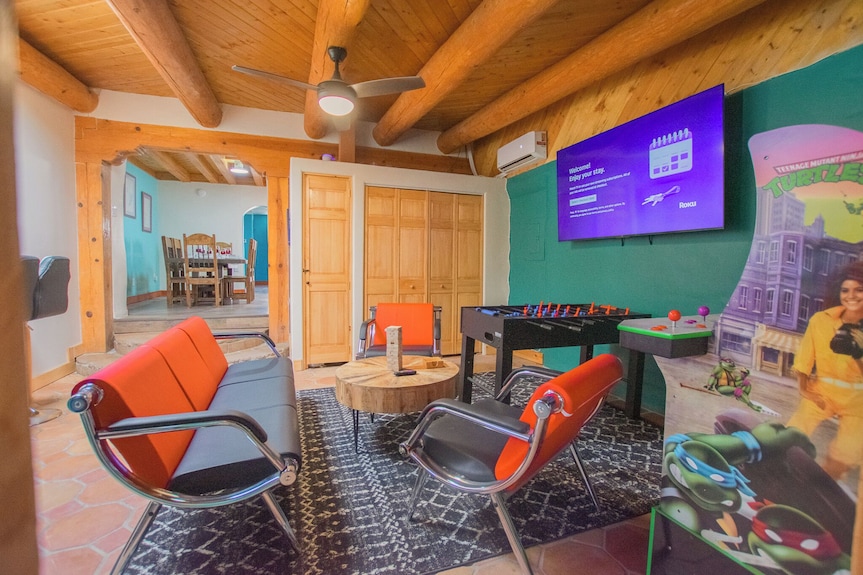 Beautiful And Fun 5 Bedroom House With A Hot Tub, Arcade Games And Lots Of Room. - Albuquerque
