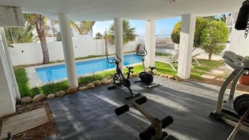 Apartamento, 1 quarto, piscina privativa, vista para o jardim | Estúdio de fitness