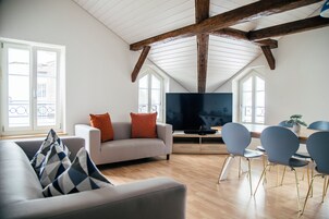 Apartamento, 3 quartos, cozinha | Sala de estar | Televisor de 45 polegadas com canais por cabo, piso aquecido 