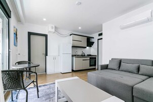 Apartamento Comfort, varanda, vista para o jardim | Sala de estar | Televisor 