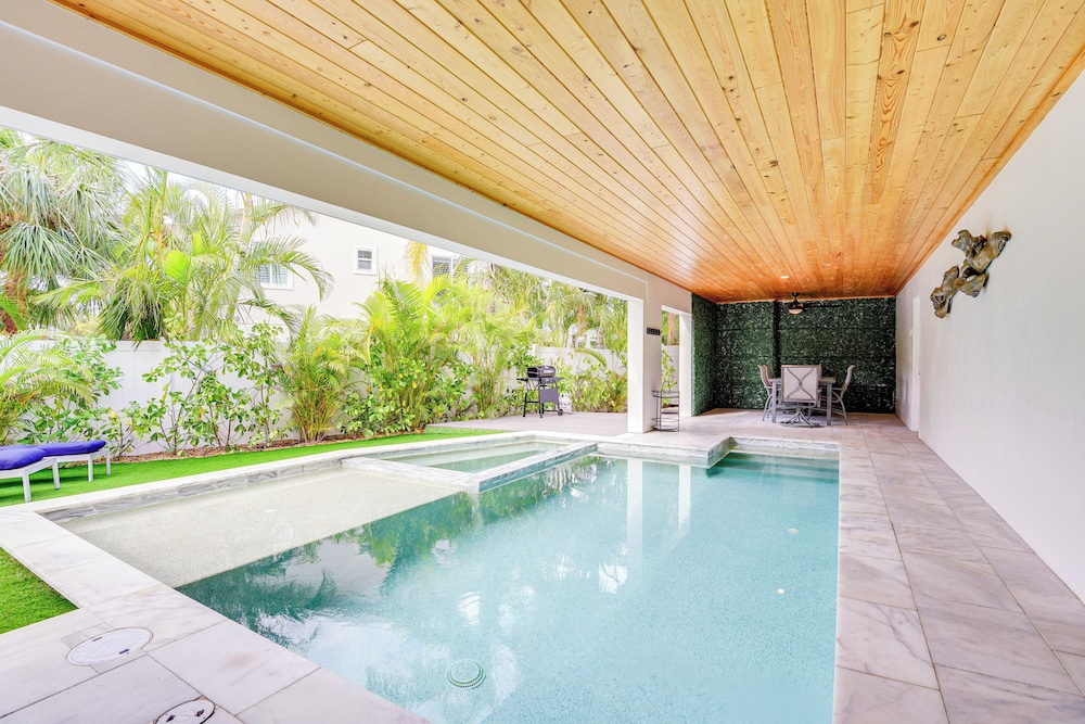 Walk To Ocean: Home W/ Pool In Holmes Beach - Anna Maria Island, FL