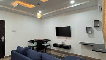 Apartamento família, sacada, vista para a cidade | Área de estar