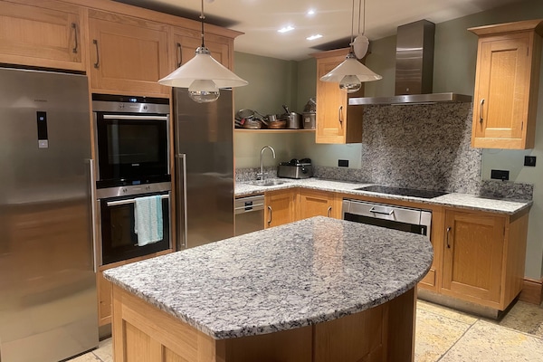 Casa Deluxe, vista para o jardim | Cozinha privada | Um frigorífico no espaço comum, um micro-ondas no espaço comum