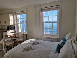 Apartamento superior, vista para o mar | 2 quartos, ferros/tábuas de passar roupa, Wi-Fi de cortesia