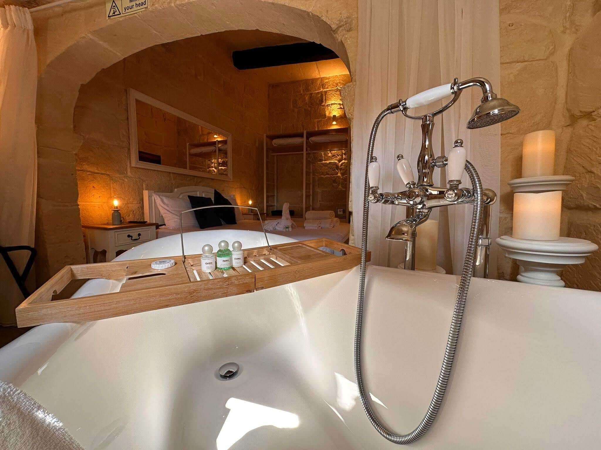 Quarto casal superior, banheira | Banheiro | Banheira, secador de cabelo, toalhas de banho, sabonete