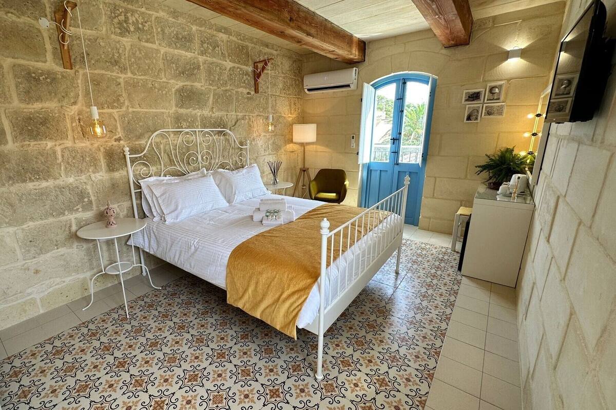 Quarto casal luxo, sacada, vista para a piscina | 1 quarto, cofres nos quartos, ferros/tábuas de passar roupa