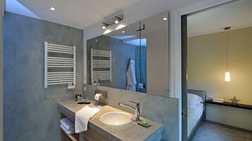 Suite de Luxo, casa de banho anexa (Voyage à l'infini ) | Casa de banho | Um polibã, um secador de cabelo, Piso aquecido (casa de banho)