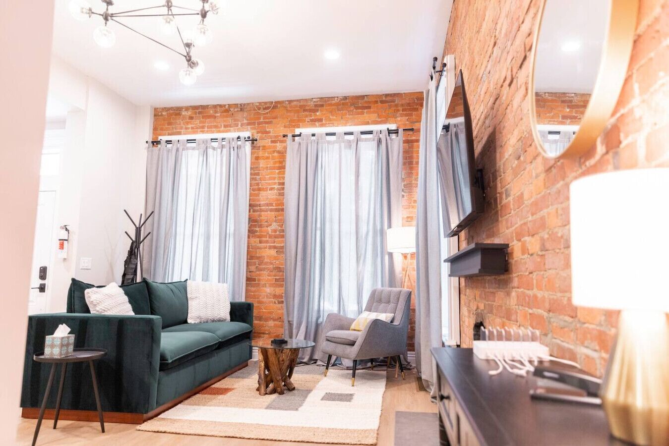 Pet Friendly / Modern Touches / Walk To Bars - Ohio