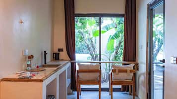 Suite Superior, vista para a piscina | 1 quarto, minibar, secretária