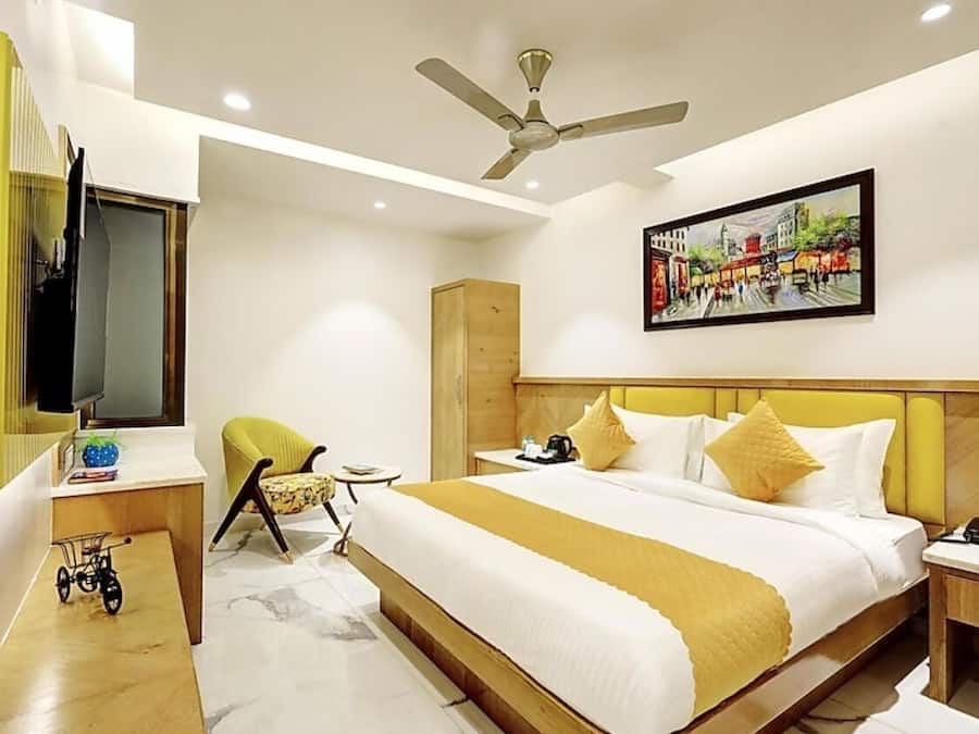 Quarto casal superior, vista para a cidade | Escrivaninha, espaço de trabalho para notebook