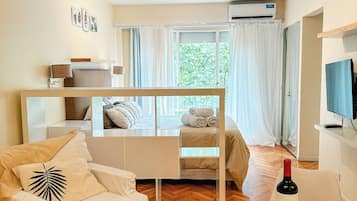Estúdio, sacada, vista para a cidade | Roupas de cama premium, edredons de pluma, camas com colchões pillow-top