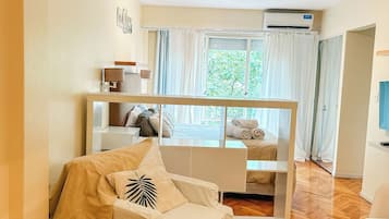 Estúdio, sacada, vista para a cidade | Roupas de cama premium, edredons de pluma, camas com colchões pillow-top