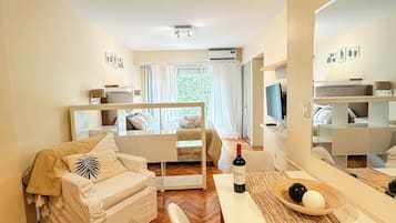 Estúdio, sacada, vista para a cidade | Sala de jantar