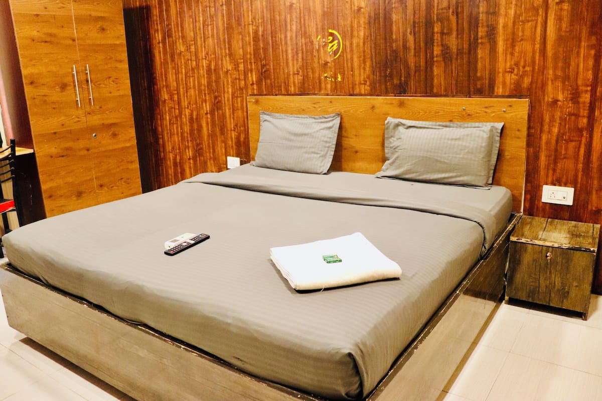 Quarto casal luxo | Wi-Fi de cortesia, roupa de cama