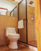 Cabana conforto, sacada, vista para a montanha | Banheiro | Chuveiro, produtos de toalete grátis, toalhas de banho, sabonete