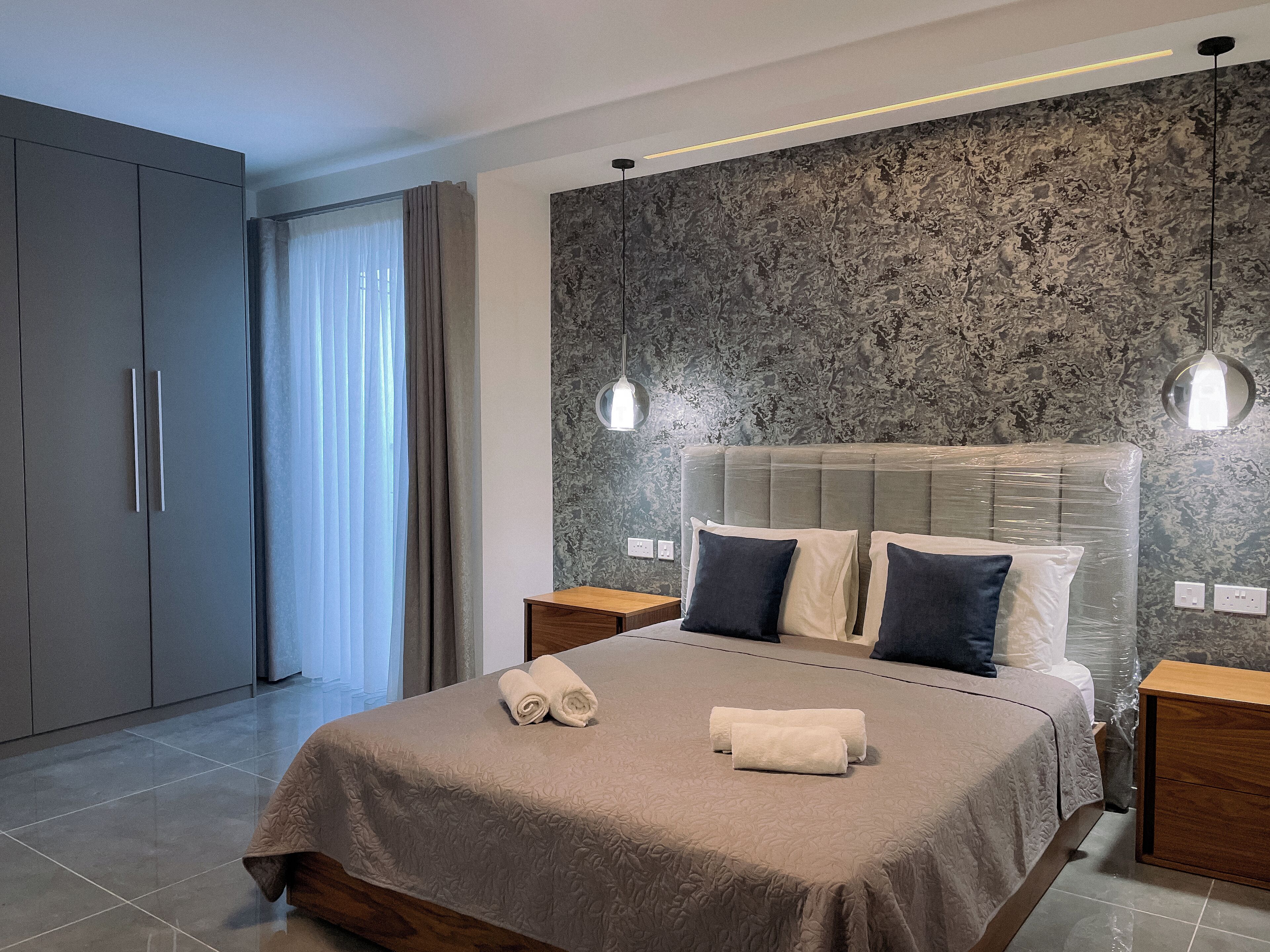 Apartamento Comfort, 2 quartos | Cofre com capacidade para portátil, secretária 