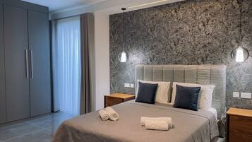 Apartamento Comfort, 2 quartos | Cofre com capacidade para portátil, secretária