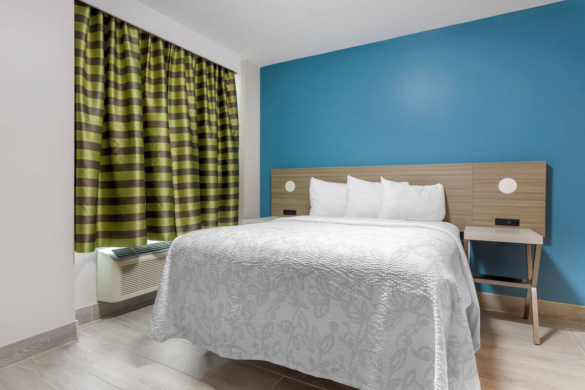 Quarto premium, 1 cama Queen, acessível (Upgr Bed&Snack,Roll-In Shwr,Smoke Fr) | Escrivaninha, espaço de trabalho para notebook, cortinas blackout