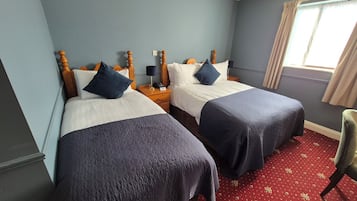 Quarto Triplo Básico | Secretária, cortinas/cortinados opacos, ferro/tábua de engomar
