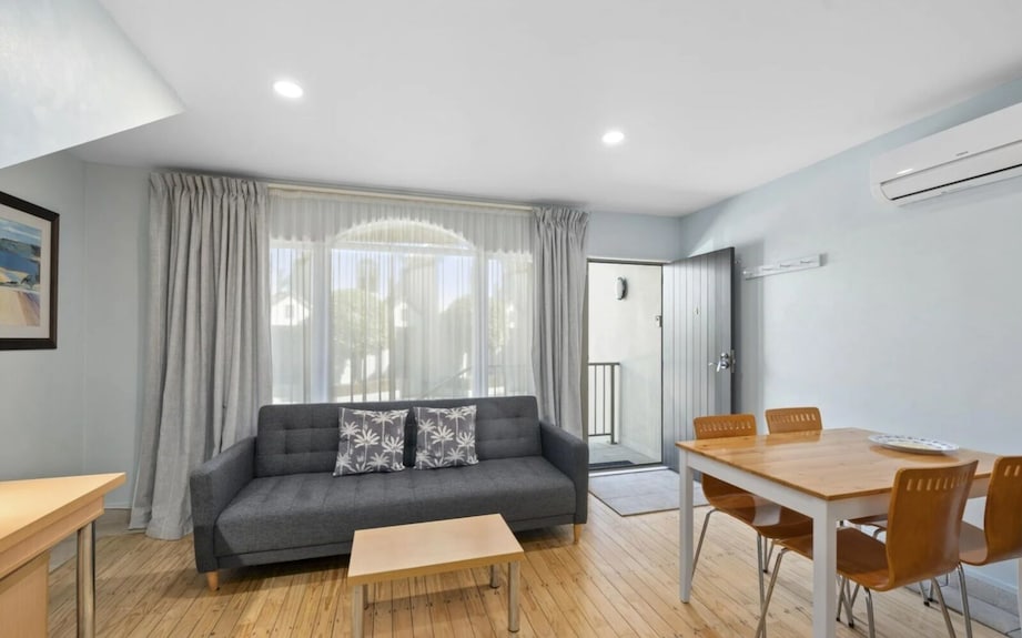 Nice Place, Great Lakeside Location\n\nheated Pool,\nspa Bath,\nstrong Wifi,\nsky Tv - Taupo