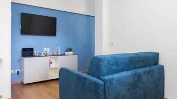 Apartamento Cidade, varanda, Vista para a cidade | Sala de estar | Televisor de ecrã plano de 40 polegadas com canais digitais, Netflix