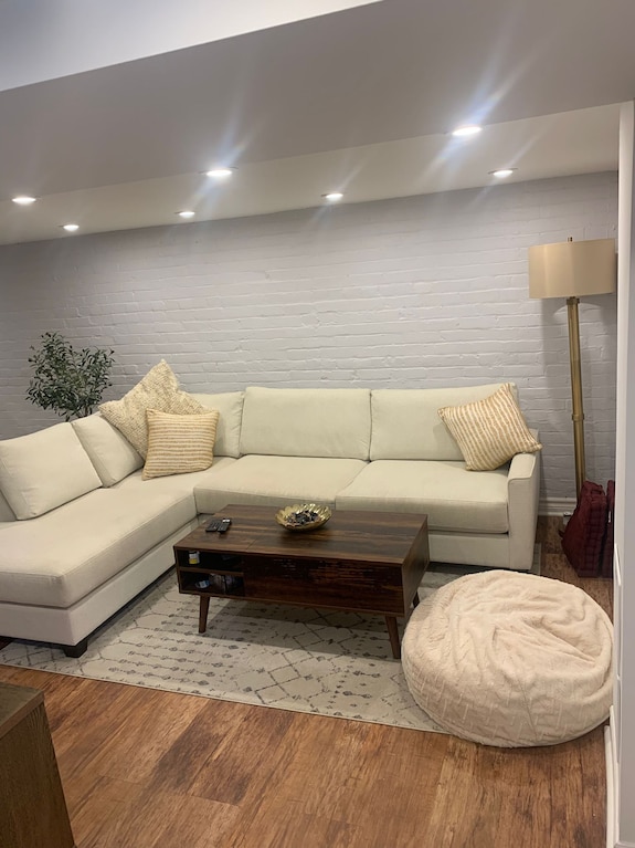 Cozy Beaches Basement Space - Toronto