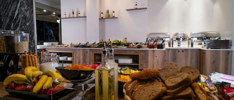 Café da manhã com buffet grátis todos os dias