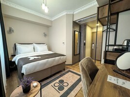 Roupa de alta qualidade, minibar, cofre no quarto, secretária 