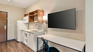 Estúdio standard, 1 cama Queen, para não fumantes, geladeira (Microwave) | Roupas de cama premium, espaço de trabalho para notebook