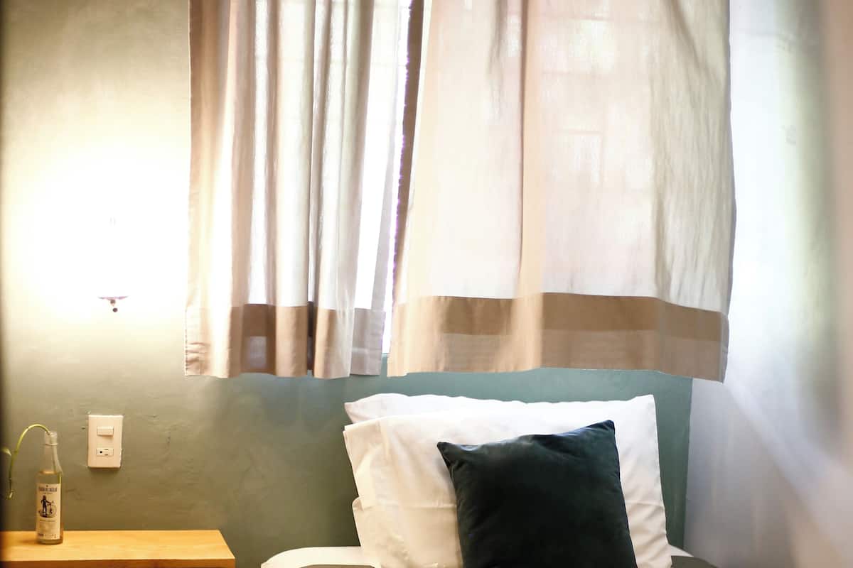 Quarto solteiro | Individualmente decorados, ferros/tábuas de passar roupa