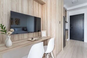 Estúdio urbano | Área de estar | Smart TV 42 polegadas com canais digitais