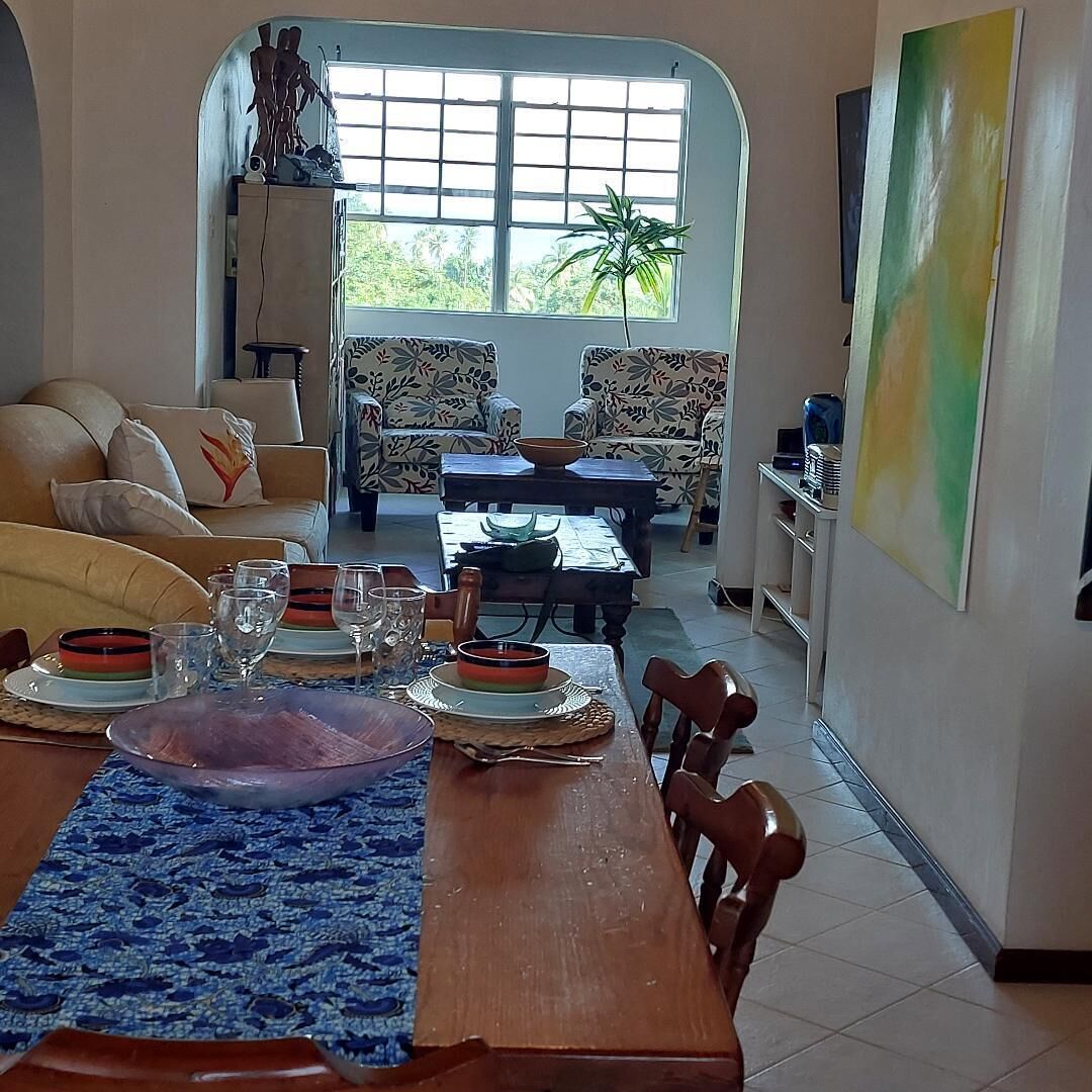 Apartamento, 2 quartos, varanda, vista para o jardim | Sala de jantar