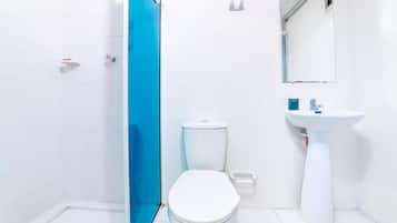 Quarto Comfort | Casa de banho | Um polibã, artigos de higiene pessoal grátis, toalhas fornecidas, sabão