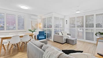 Apartamento, 3 quartos, vista para a piscina | Sala de estar | Smart TV de 55 polegadas com canais por cabo