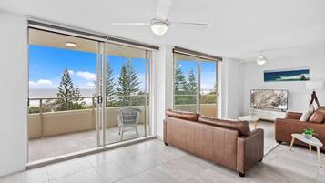 Apartamento, 2 quartos, vista para o mar | Área de estar | Smart TV 55 polegadas com canais a cabo