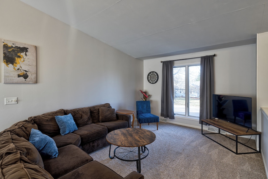 Bright, Private 3br Duplex Unit With Parking In Cottage Grove - Cottage Grove, WI