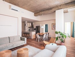 Apartamento Signature | Sala de estar | TV de ecrã plano, serviços de streaming, monitores 