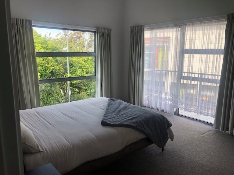 Magic On Maratahu. Spacious, Warm & Sunny Apartment - New Plymouth