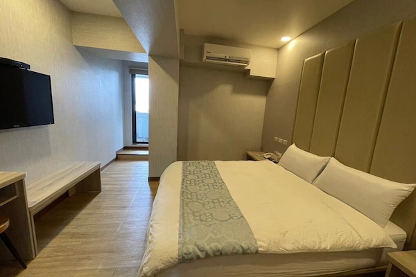 Quarto casal standard, vista para a cidade | Wi-Fi de cortesia, roupa de cama