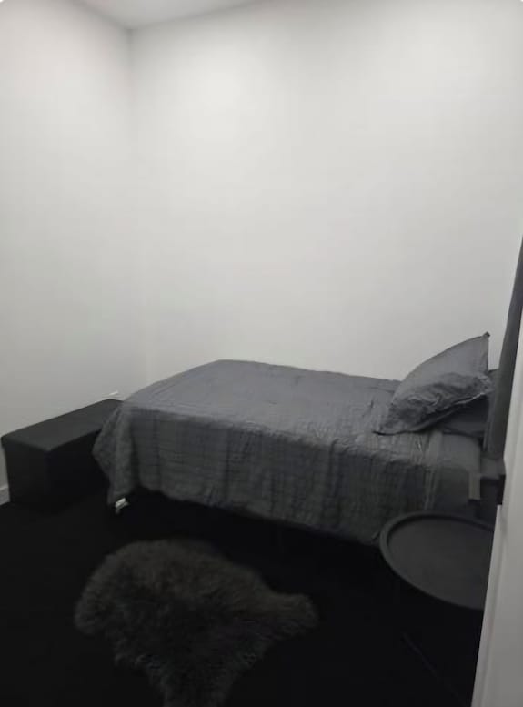 Quiet Bright 2 Bedroom 1 Bathroom Suite In Town! - Vancouver Island