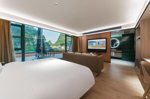 Quarto Duplo Executivo, vista para a colina | Secretária adequada para computadores portáteis 