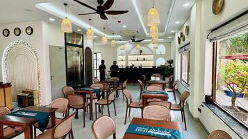 Frigobar, escrivaninha, Wi-Fi de cortesia, roupa de cama