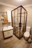 Cofres nos quartos, escrivaninha, quartos à prova de som