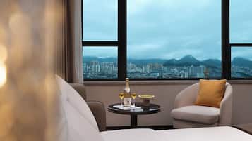 Quarto casal superior, vista para a colina | Roupas de cama premium, escrivaninha, espaço de trabalho para notebook